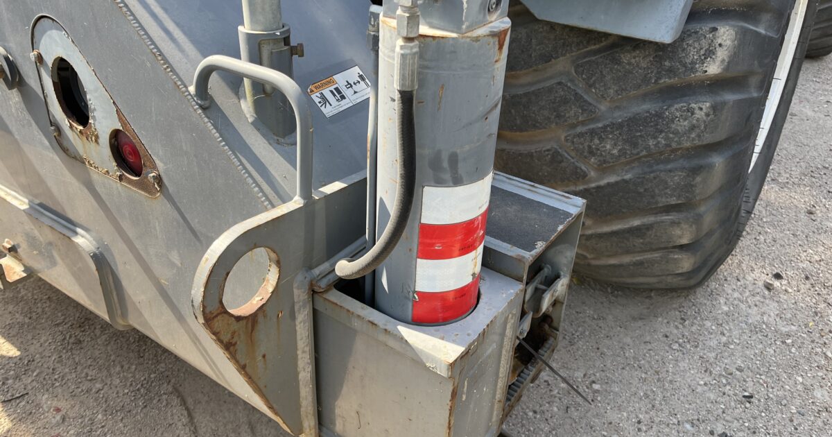 Terex RT-555 Outrigger Cylinder Part For Sale | Bigge.com