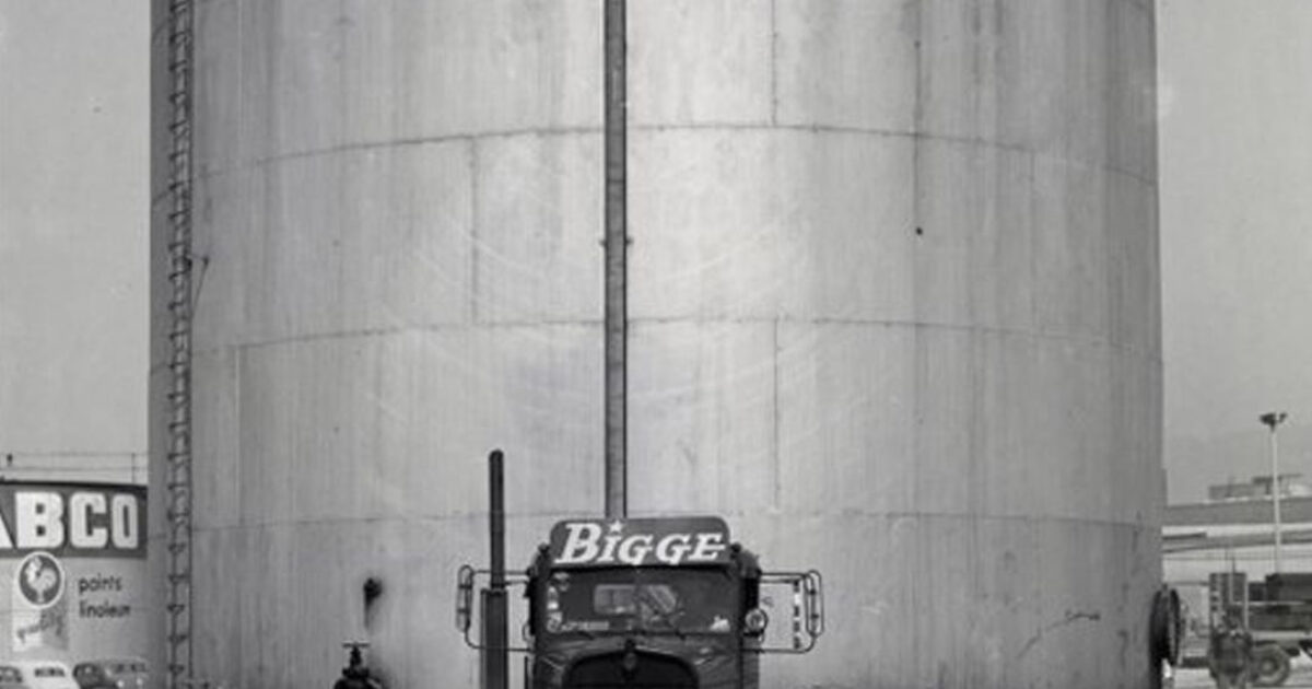 1952 - Refinery Vessel Haul | Media Gallery | Bigge.com