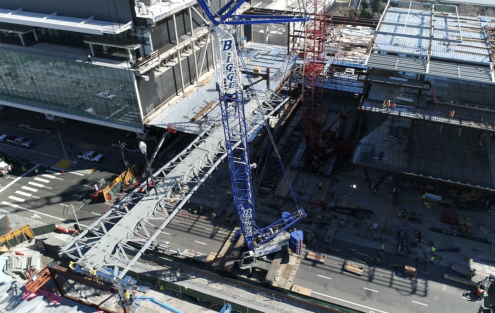 Bigge Lifts Aerial Bridges at Moscone Center | Bigge.com